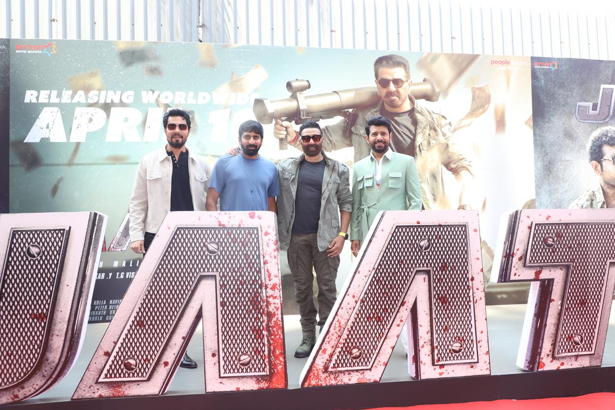 Sunny Deol, Randeep Hooda and Vineet Singh at trailer launch of Jaat ...